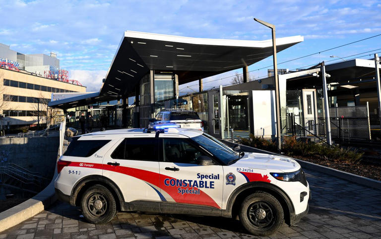 Man arrested after U of O lockdown charged with carrying replica firearm