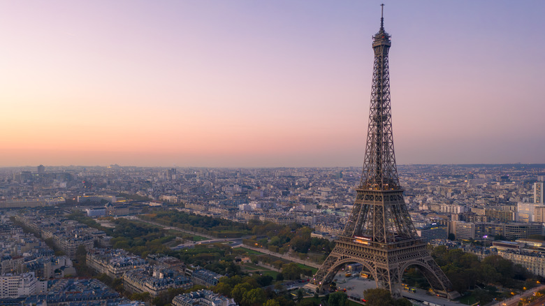 Dangerous destinations in Paris you may want to avoid on your vacation ...