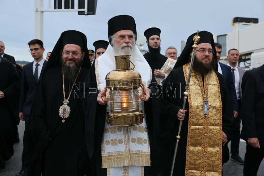 Έφτασε το Άγιο Φως στην Αθήνα - Με πτήσεις σε όλη τη χώρα για την Ανάσταση