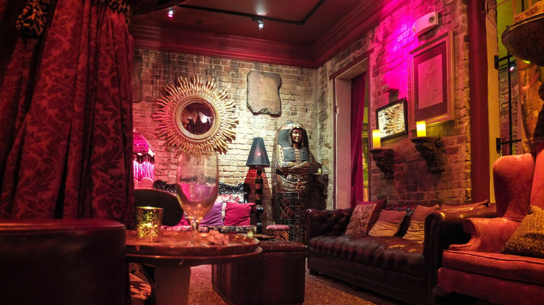 19 historic taverns across the US with a haunted history