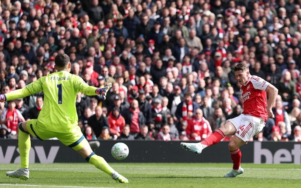 Tiền đạo Arsenal đổ lỗi cho mặt sân Emirates