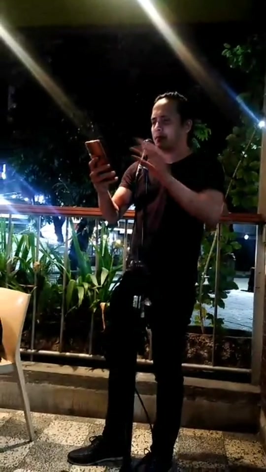 Ayer fui a leer algunos de mis cuentos y poemas a Java's Bar, en Coli