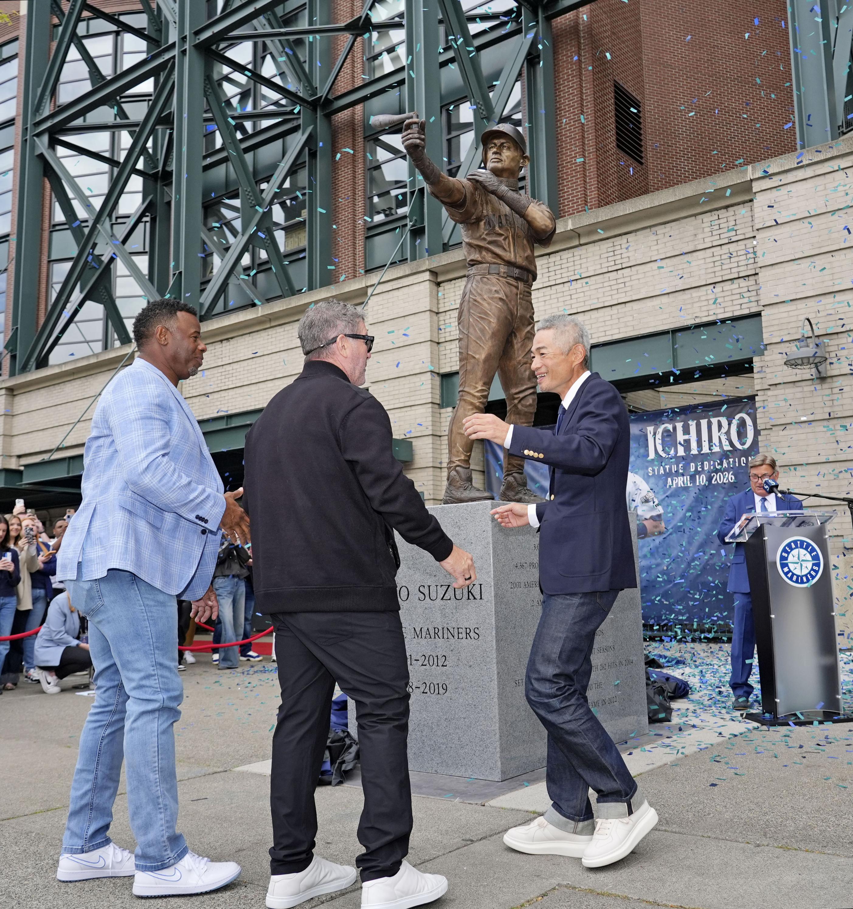 Baseball: Ichiro Suzuki statue unveiled, but bat snaps during ceremony