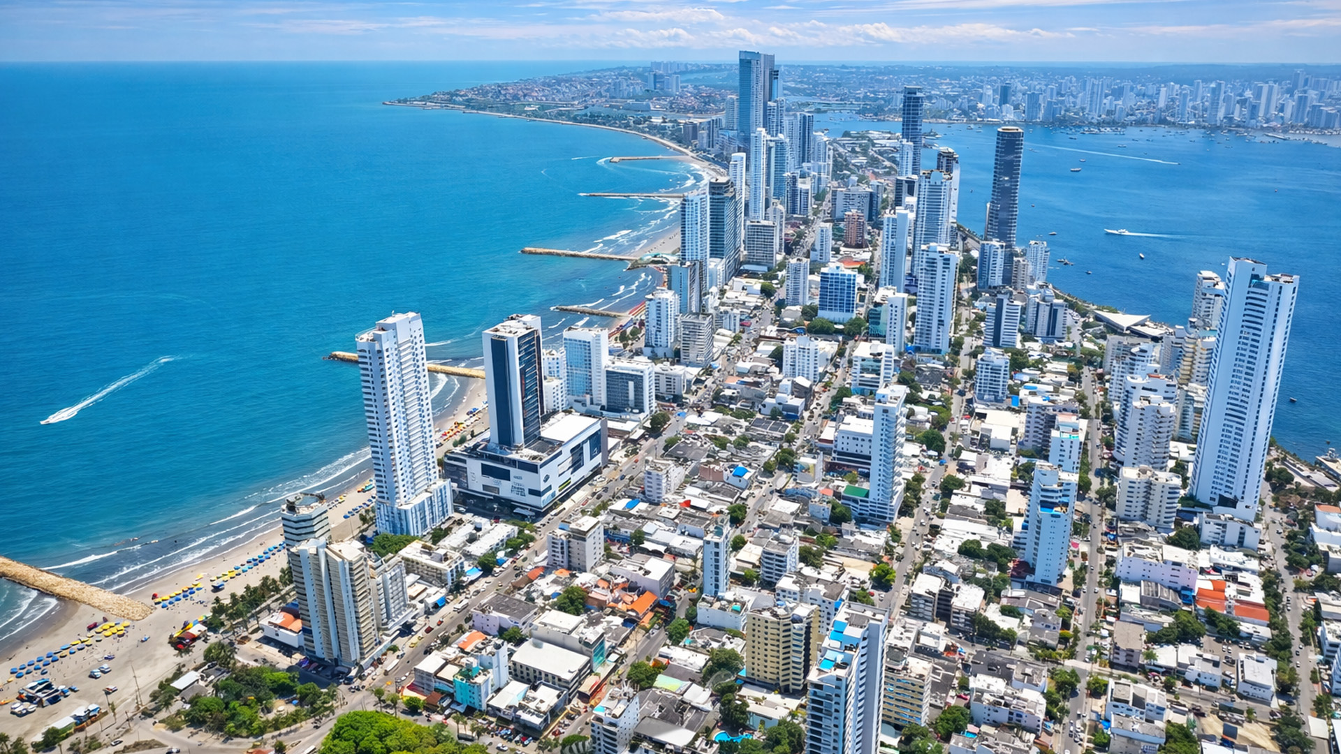 高層ビルが海のすぐそばに立ち並ぶ街