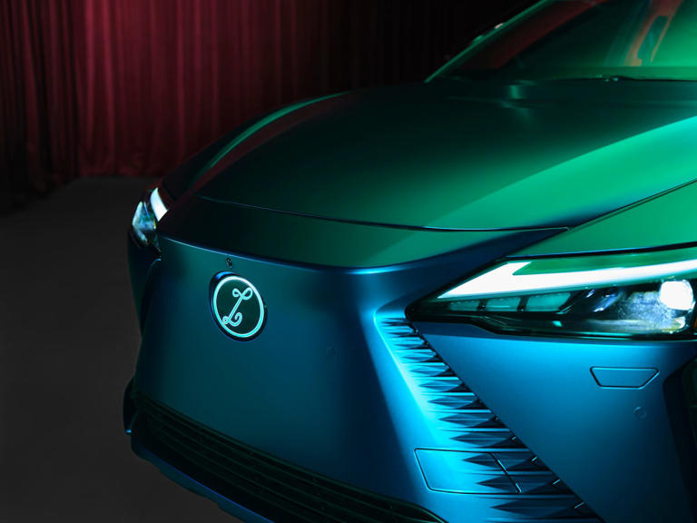Un Lexus RZ que no es ni verde ni azul: el homenaje de la marca al ...