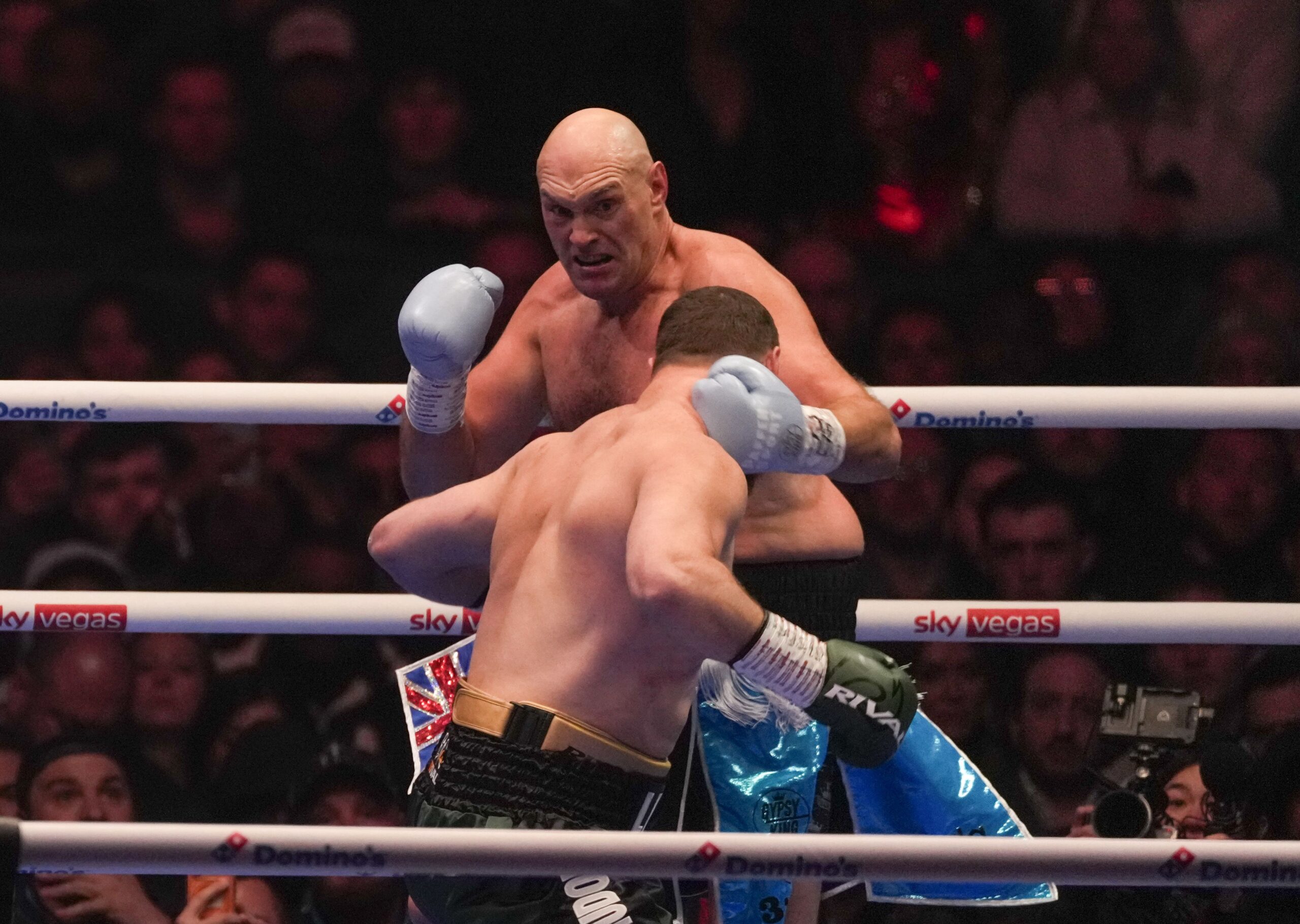 Entinen raskaansarjan maailmanmestari Tyson Fury palasi kehään ...