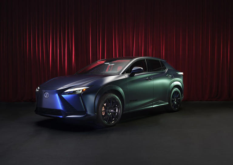 Un Lexus RZ que no es ni verde ni azul: el homenaje de la marca al ...