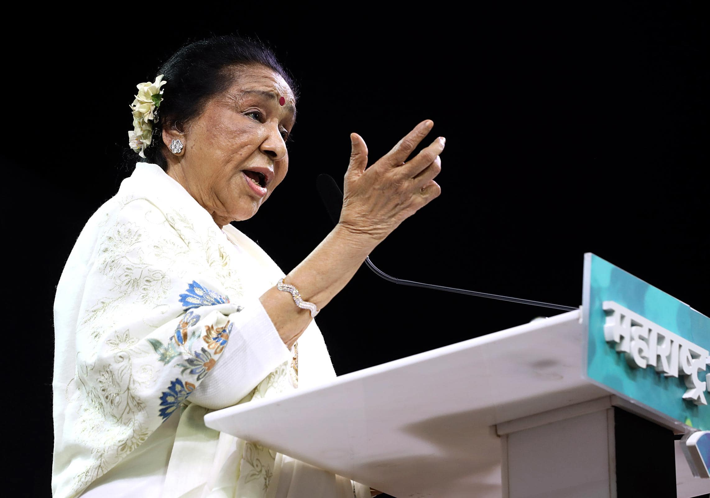 Writer Urvish Kothari shares what Asha Bhosle wrote 36 years ago, post ...