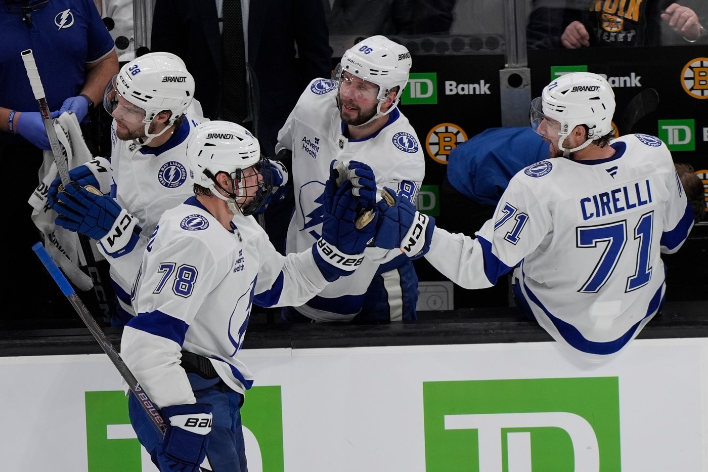 Le Lightning défait les Bruins 2-1 et dépasse le Canadien au 2e rang de ...