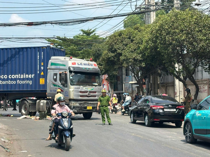 Xe container ôm cua cuốn người phụ nữ đi xe đạp vào gầm