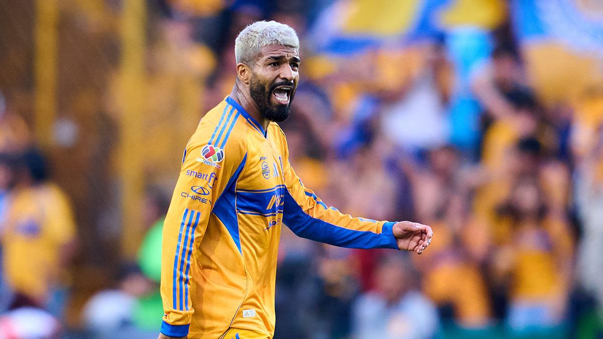 ¡Escándalo en el Tigres – Chivas! Dicen que era roja para 'Búfalo' Aguirre