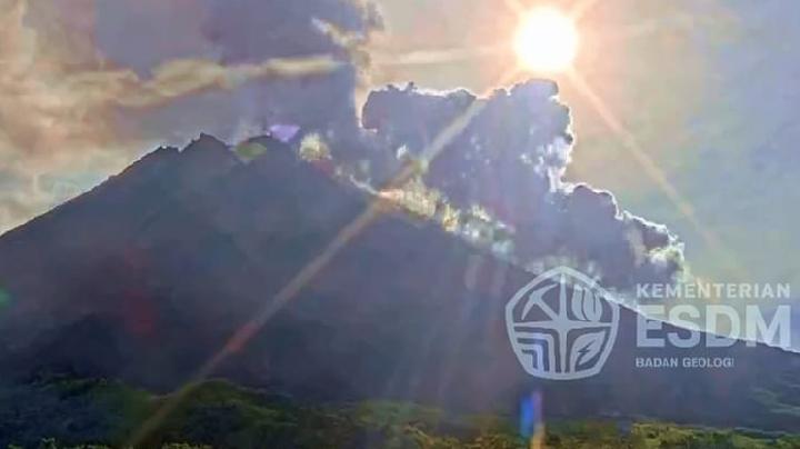 Setelah hujan lebat, Gunung Merapi semburkan awan panas