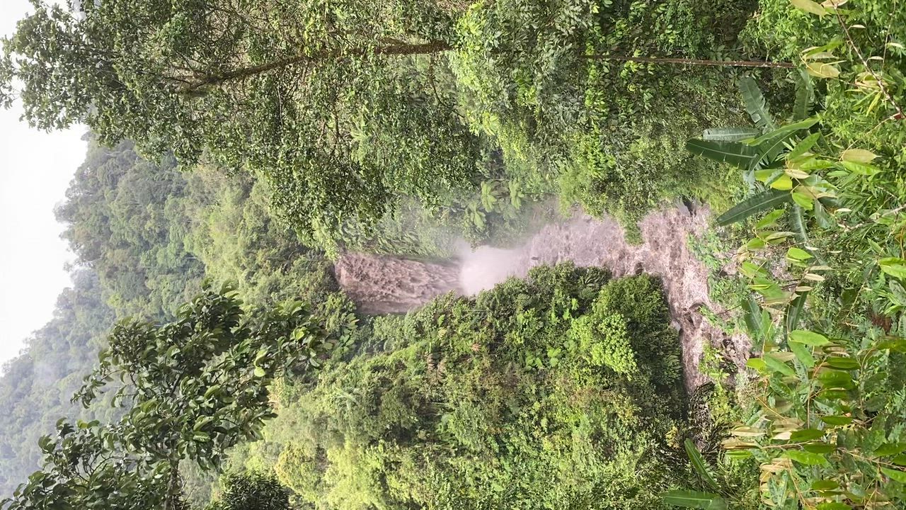 Indonesien: Sturzflut schließt Besucher am Gomblang-Wasserfall in ...
