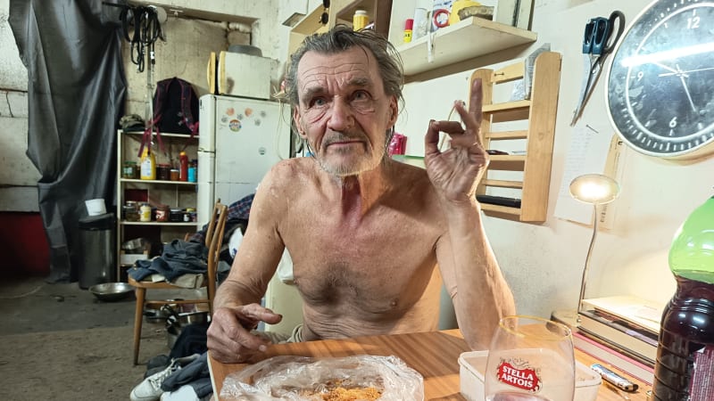 Tchán Lucie Bílé žije v garáži a živí se odpadky. Mrzí ho, že obřad neviděl