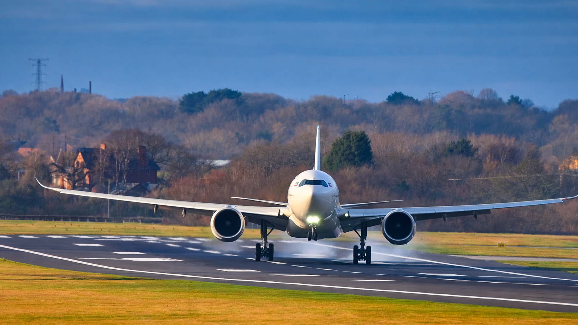 Unstable crosswind landings caught on camera