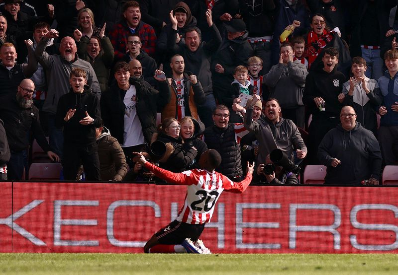 Soccer-Tottenham stay in bottom three after defeat by Sunderland