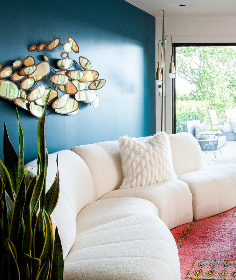 Designers are bringing back this popular 1950s living room layout, and ...