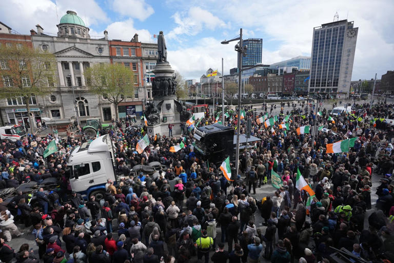 Fuel protesters 'ambushed' as government plans end to blockades