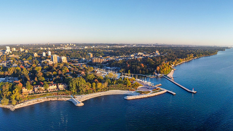 Between Toronto and Niagara Falls is Canada's charming lakefront town ...