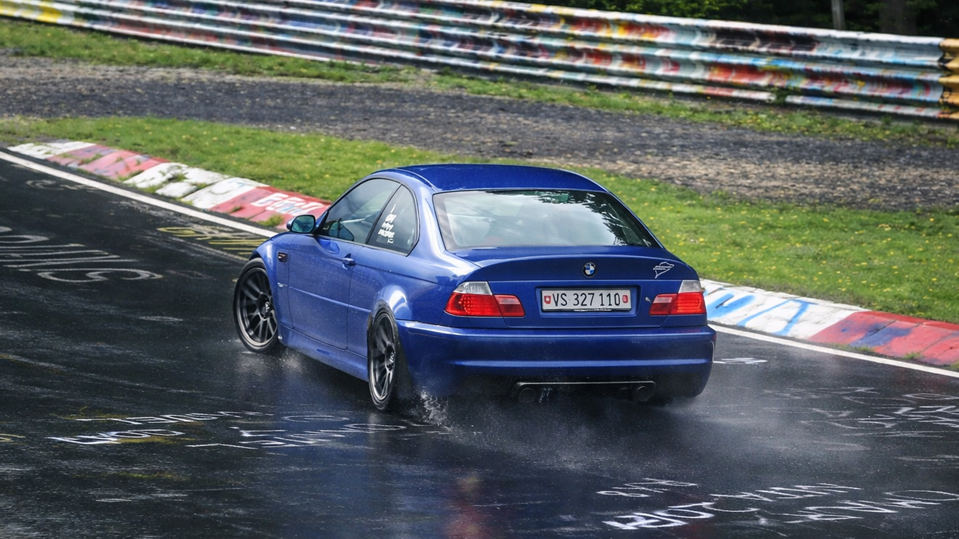 BMW driver losing grip and nearly going off track during a track day