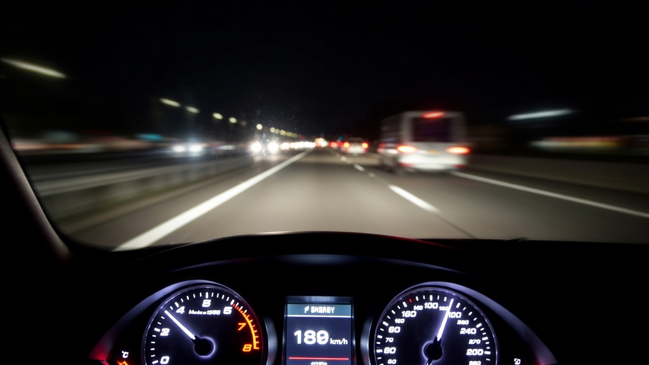 Onboard view of Audi S5 acceleration at night