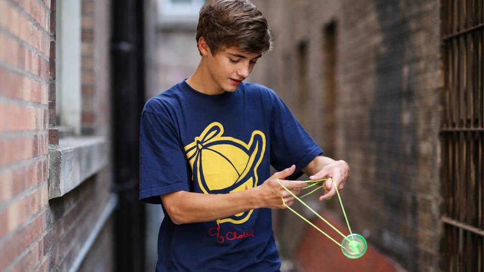 How does a yoyo master control complex tricks?