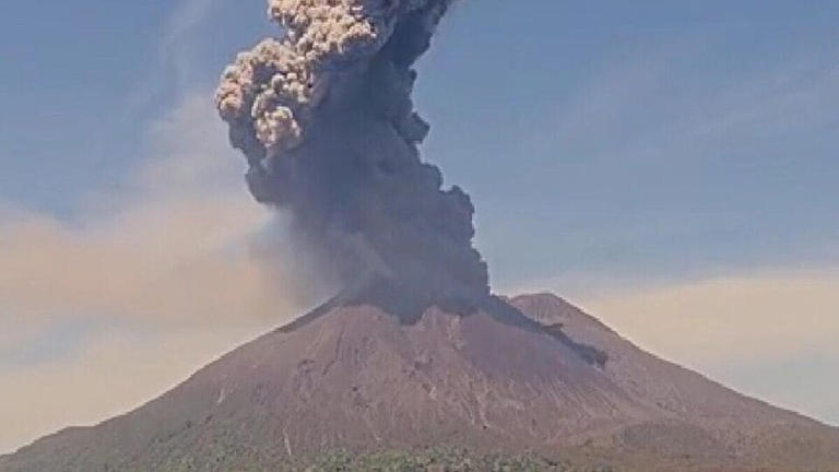 Watch video: Japan volcano erupts — Sakurajima eruption sends massive ...