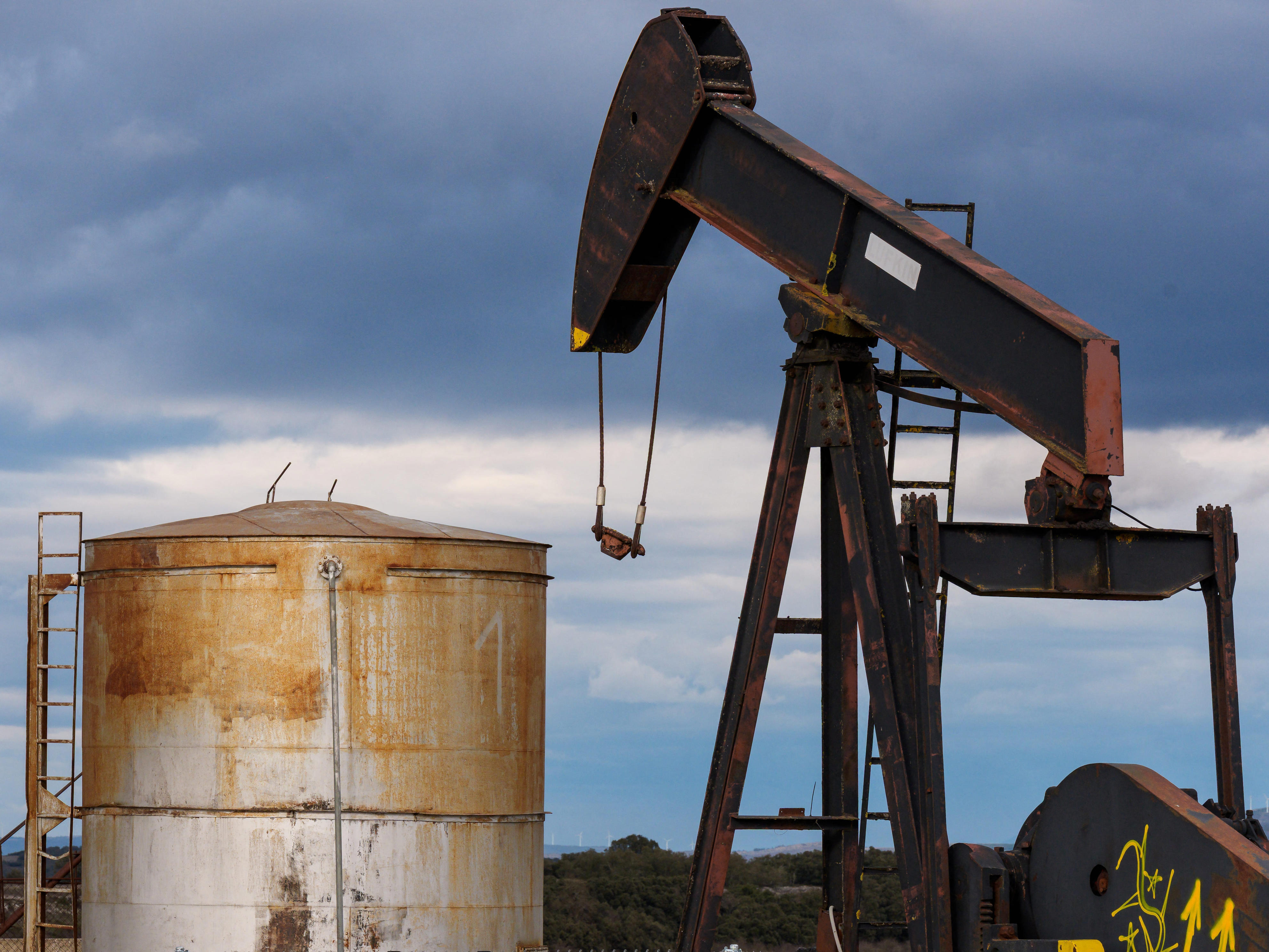 Oil surges past $100 a barrel after US-Iran peace talks fail and Trump ...