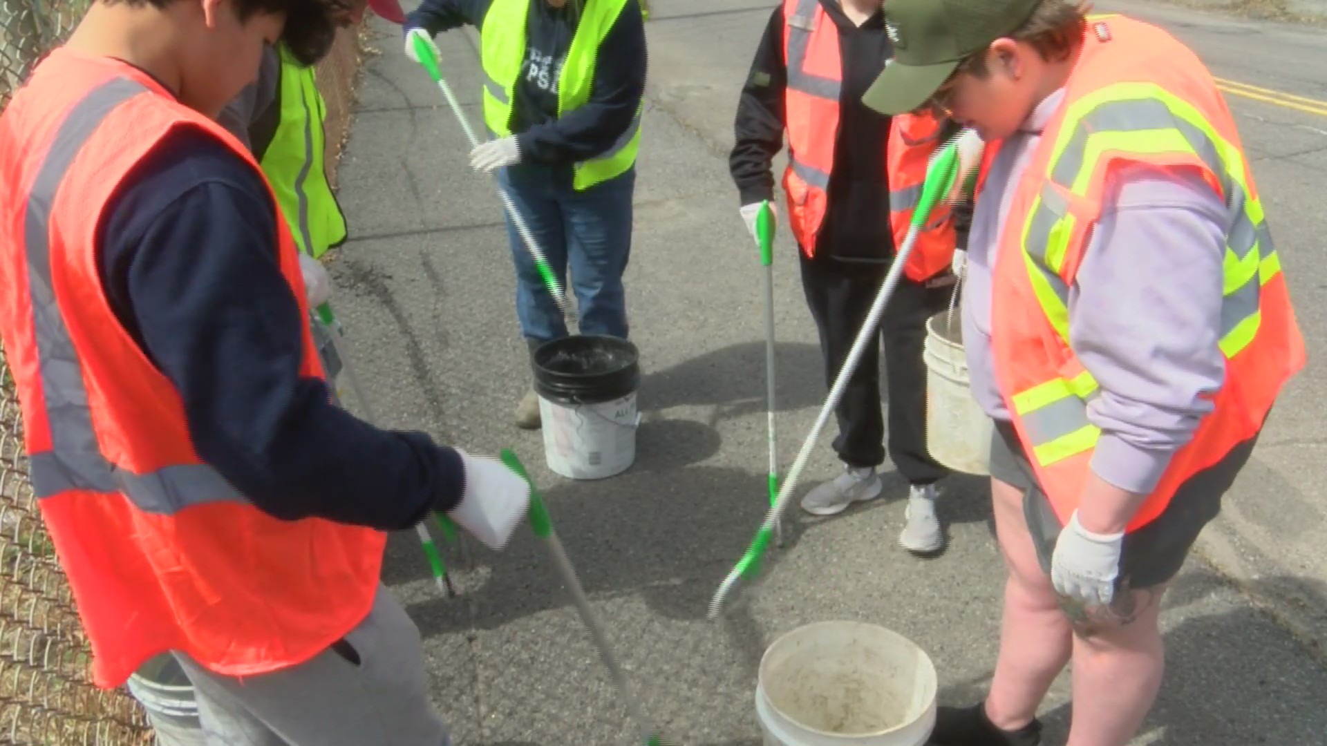 Volunteers clean up community in annual cleanup | 28/22 News