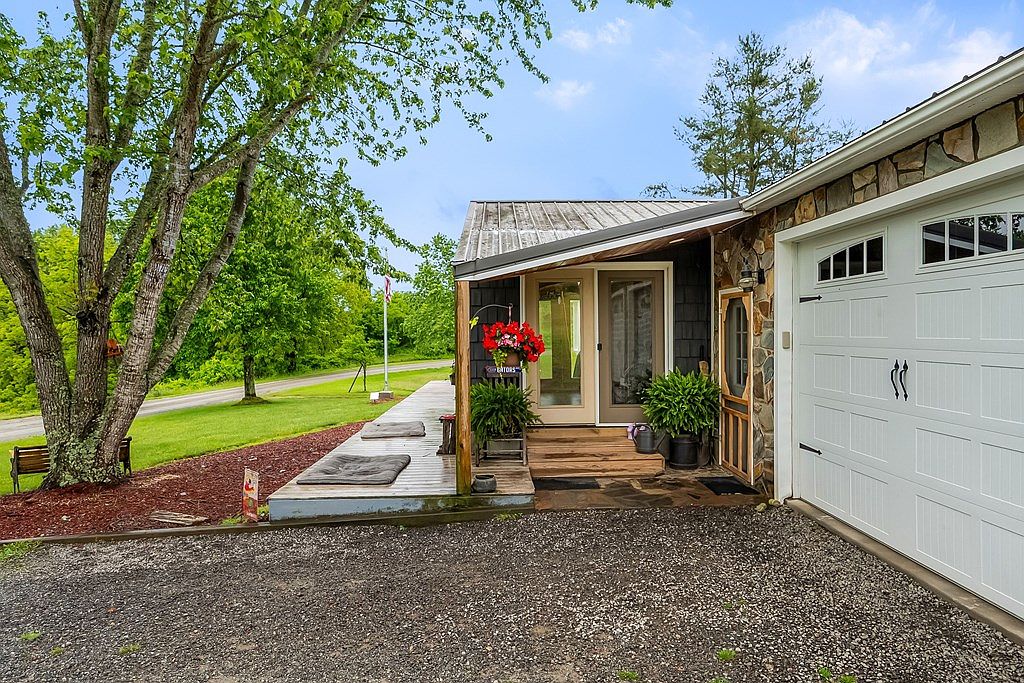 Beautiful 1996 cabin-style retreat in Independence, Virginia, featuring ...