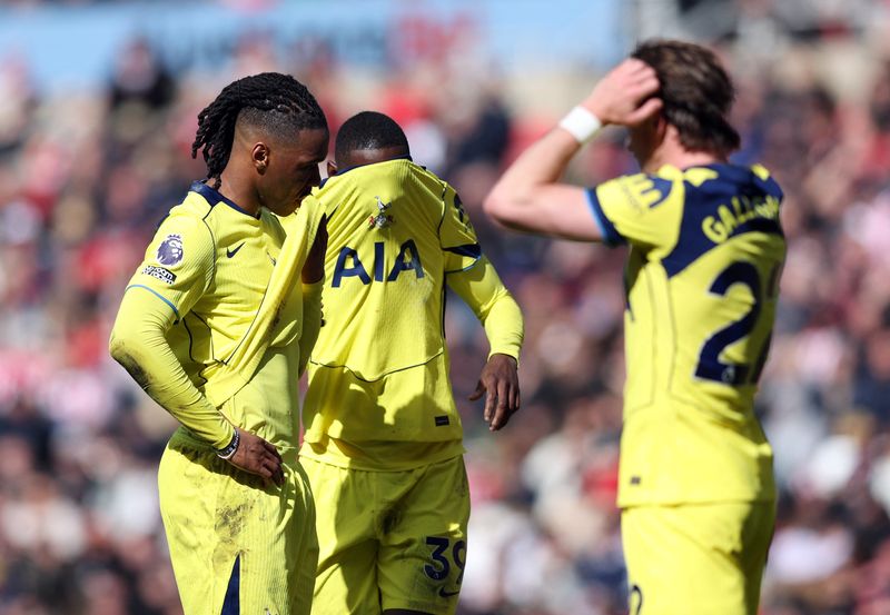 Soccer - Tottenham stay in bottom three after defeat by Sunderland