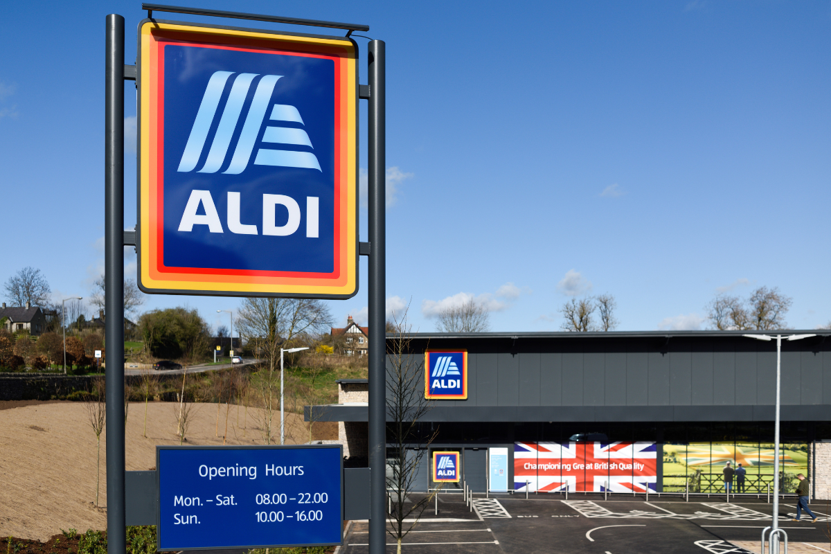 This £11.99 Aldi night light has 4 modes, a colour cycle and a 60 ...