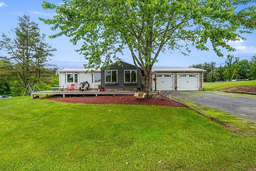 Beautiful 1996 cabin-style retreat in Independence, Virginia, featuring ...