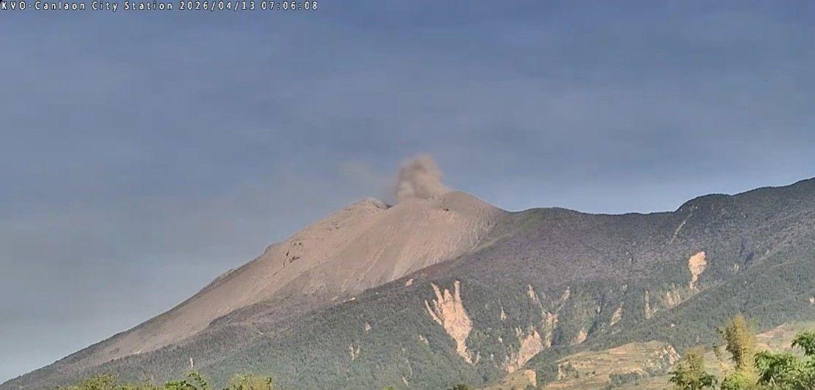 Kanlaon Volcano emits ash anew; Alert Level 2 remains