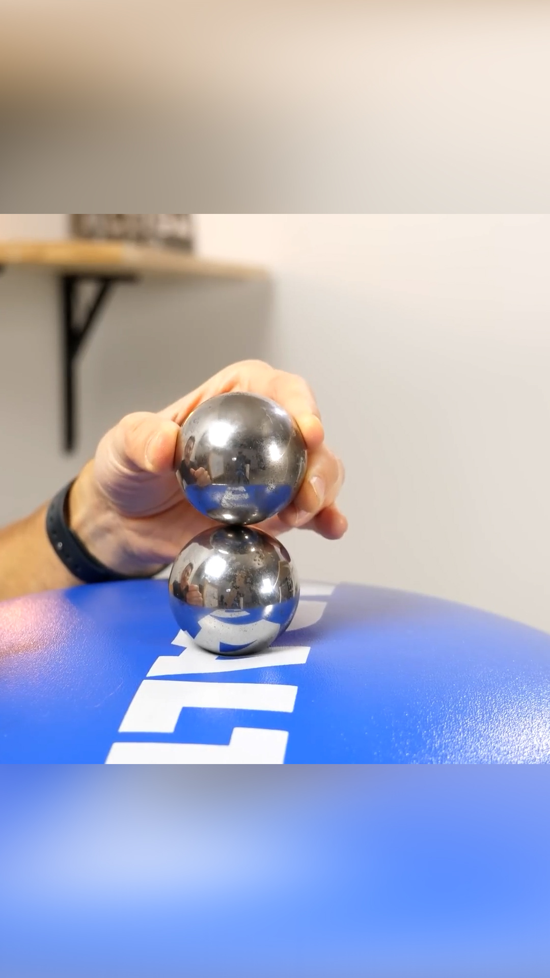 The mystery of chirping balls