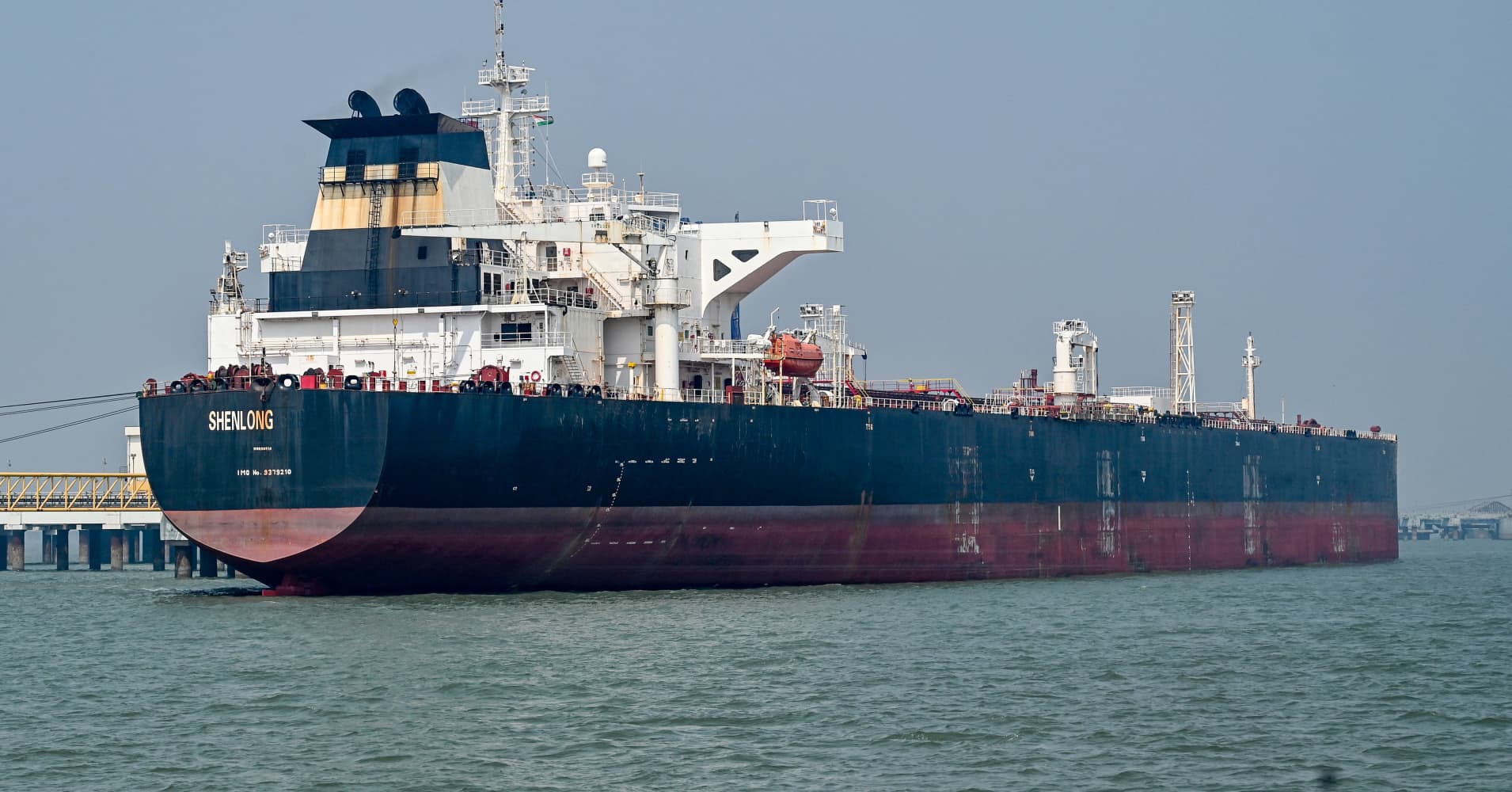 Brent oil tops $104 after Trump says ceasefire with Iran is on 'life ...