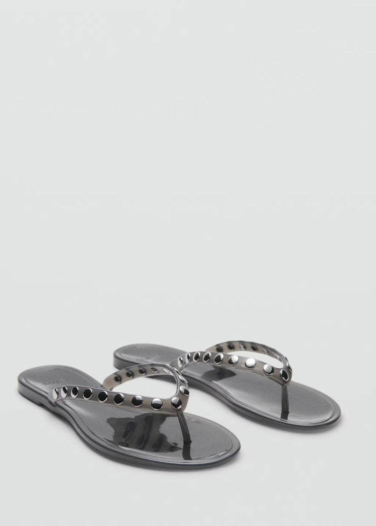 Cómo combinar las chanclas en los looks de oficina en 2026