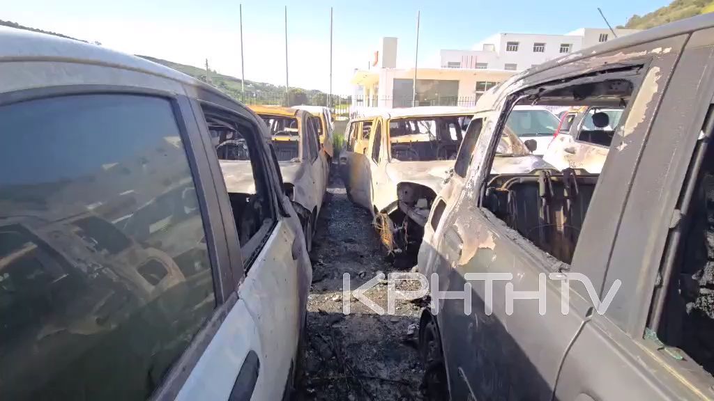 Εικόνες απόλυτης καταστροφής με 18 καμένα αυτοκίνητα σε επιχείρηση ...