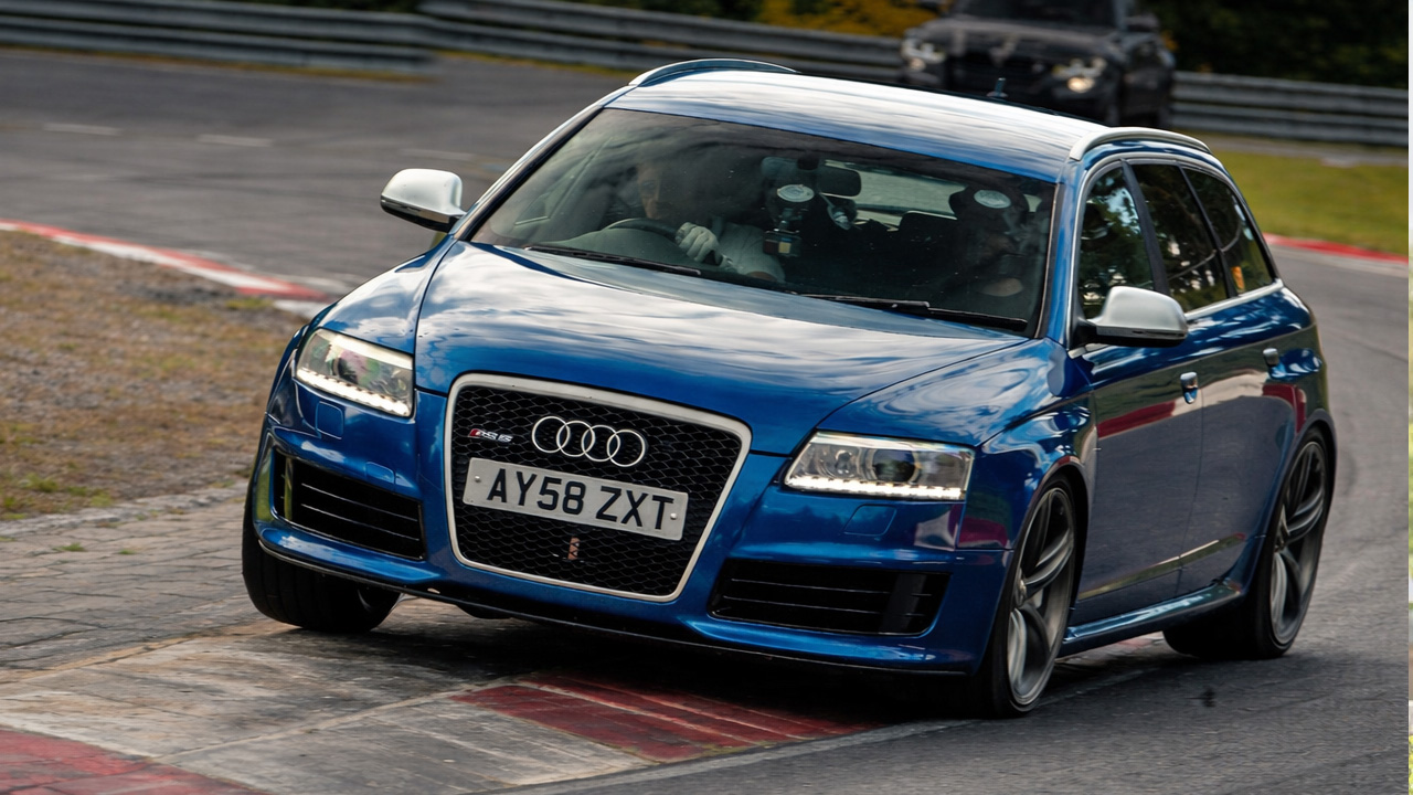 Testing a modified 900HP Audi RS6 on a race track