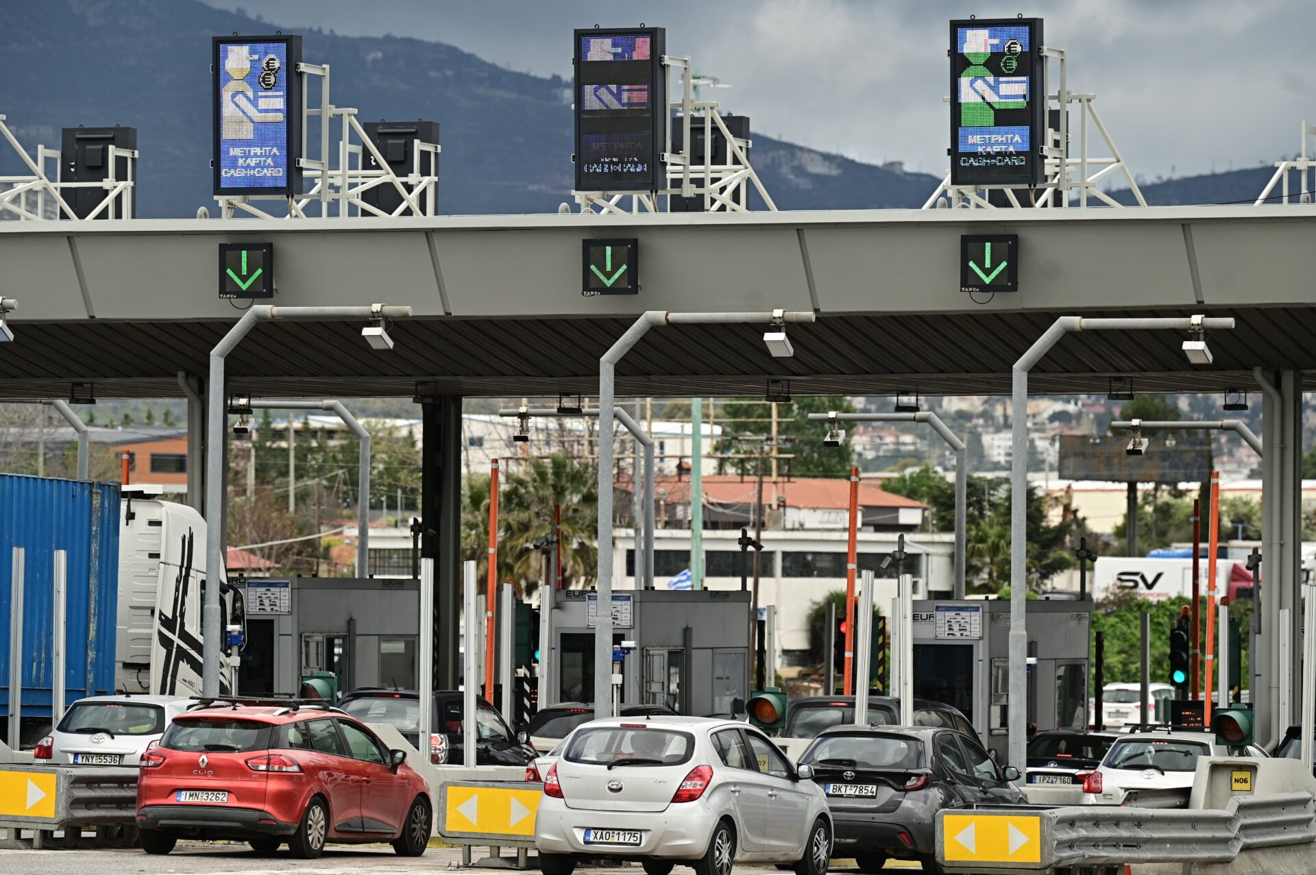 Σε εξέλιξη η μεγάλη επιστροφή – Αυξημένη κίνηση και καθυστερήσεις στις ...