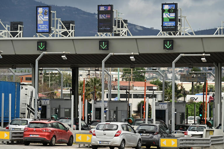 Σε εξέλιξη η μεγάλη επιστροφή – Αυξημένη κίνηση και καθυστερήσεις στις ...