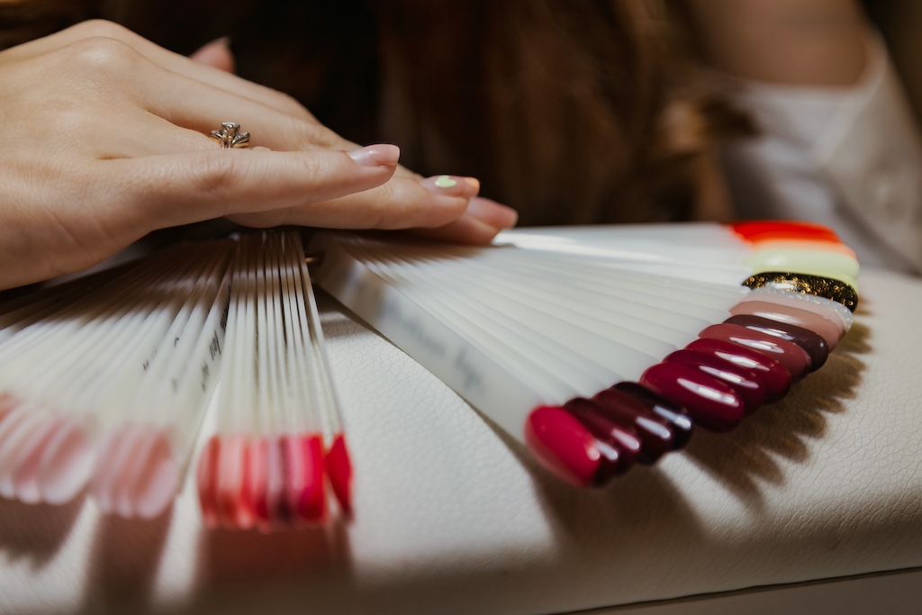 Adieu la french manucure, les ongles « butter yellow » vont sublimer ...