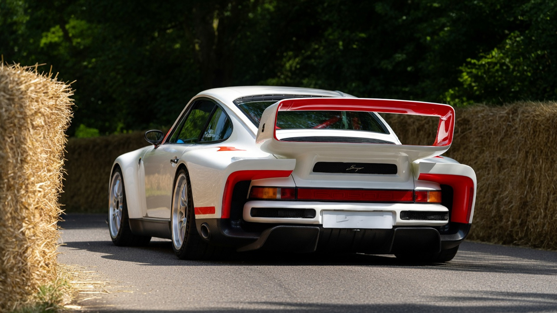 Aangepaste Porsche 911 glijdt bijna weg in scherpe bocht