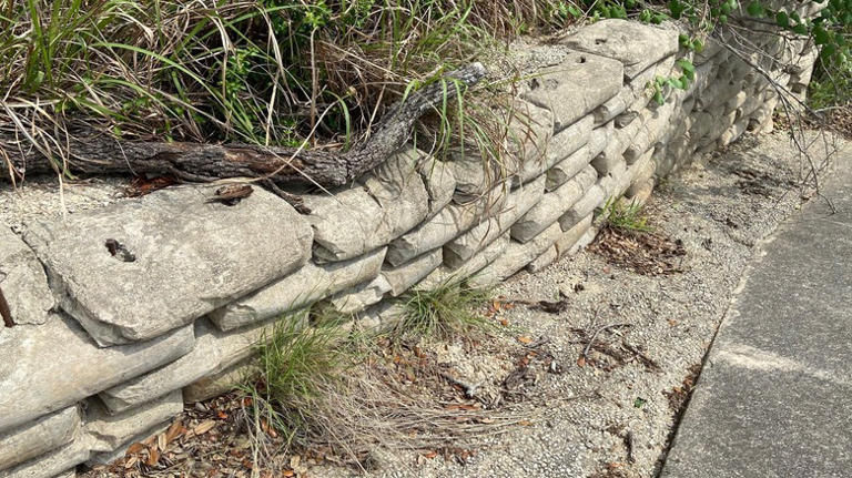 How to build a retaining wall using only concrete bags
