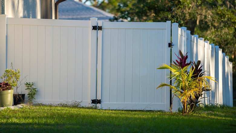 10 alternatives to brown vinyl fencing