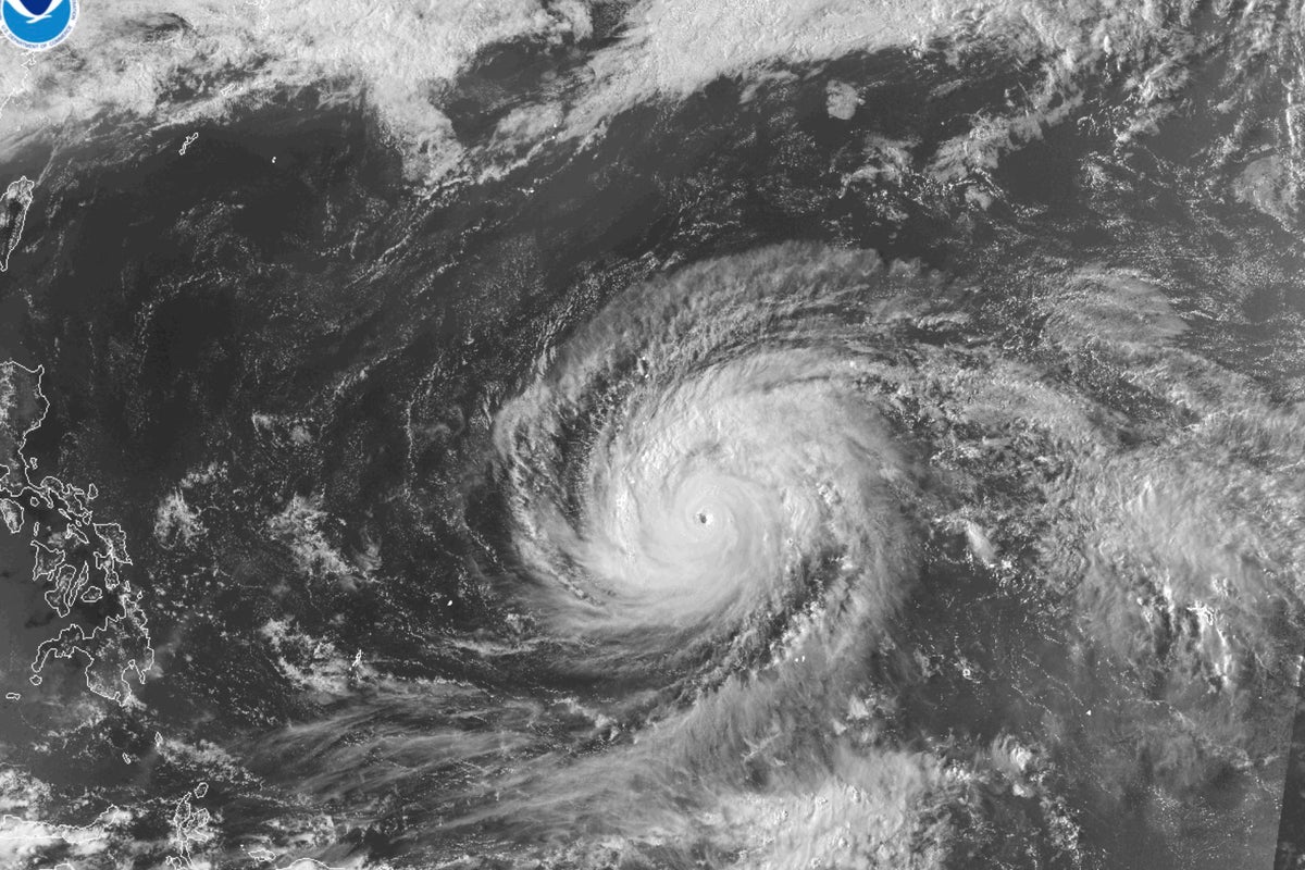 Dangerous 'super typhoon' barrels toward remote US islands