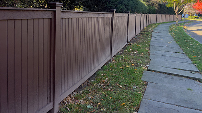 10 alternatives to brown vinyl fencing