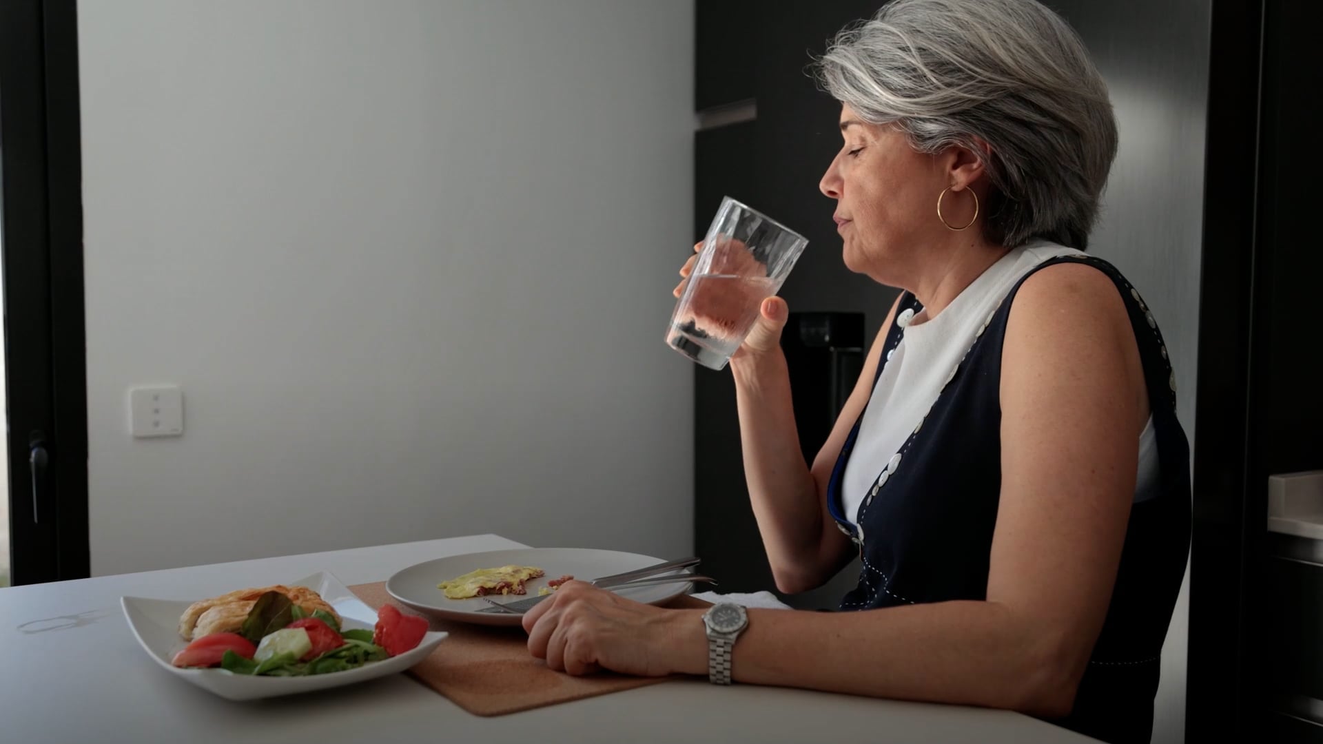 Bere acqua durante i pasti ostacola la digestione?