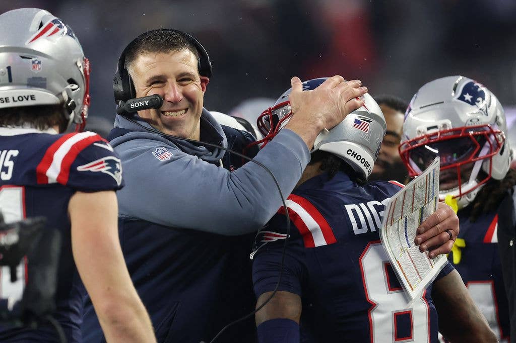 NFL reporter under investigation after being seen holding hands with ...