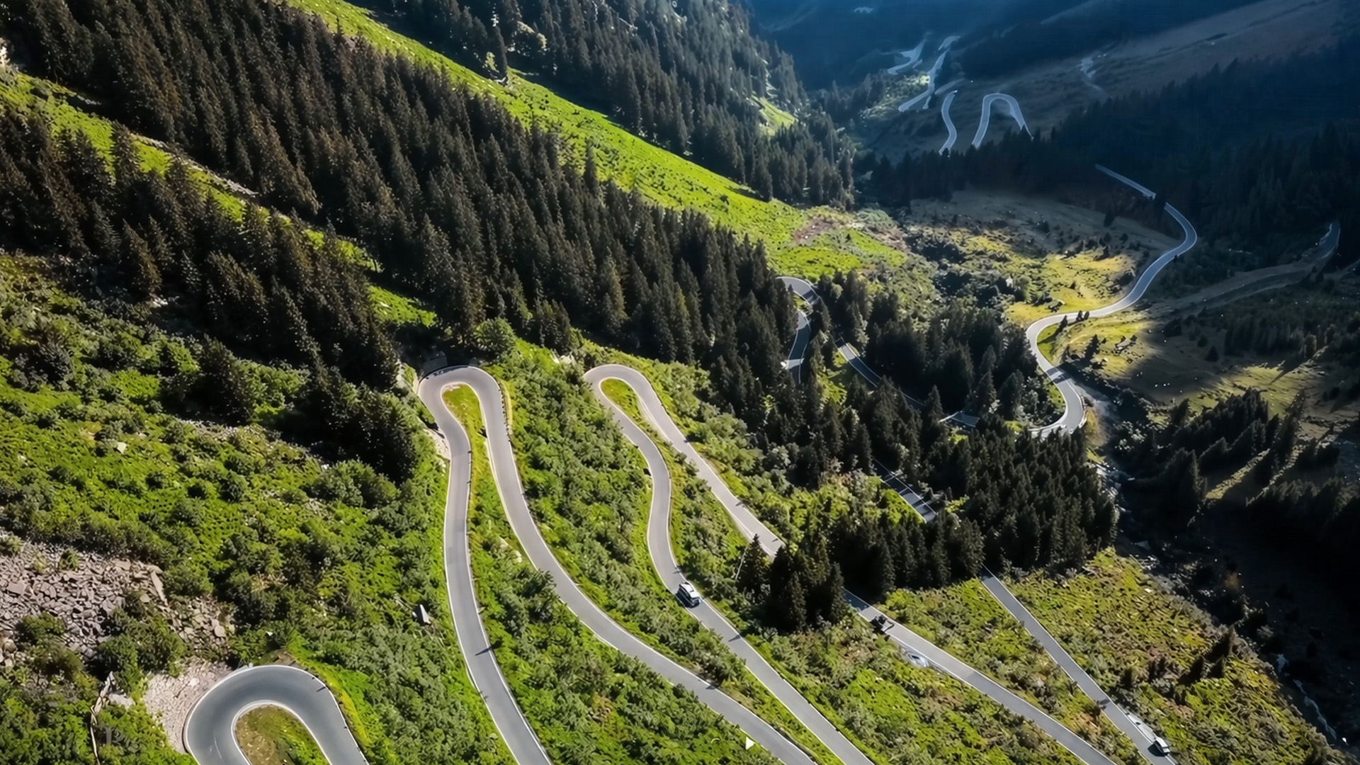 This mountain road looks like a snake